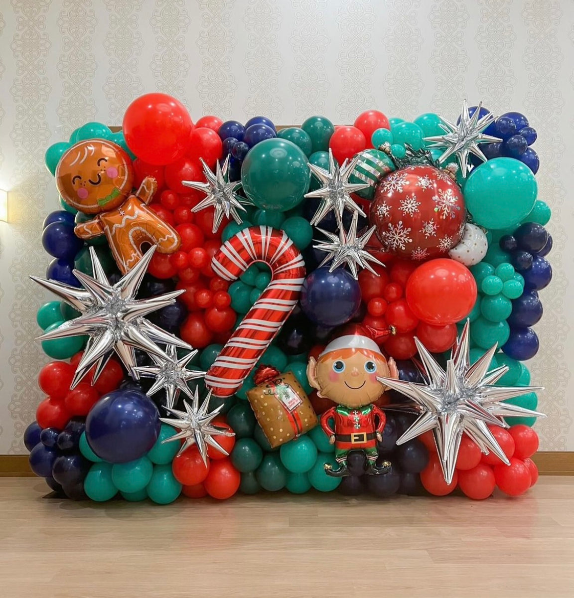 Festive Wall – Boom Balloons